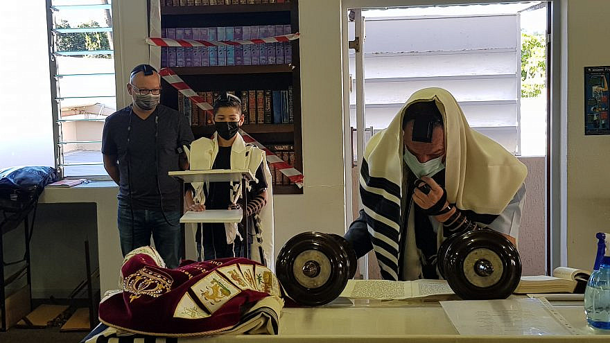 After deadly attacks, new synagogue guidelines call for weapons, phones ...