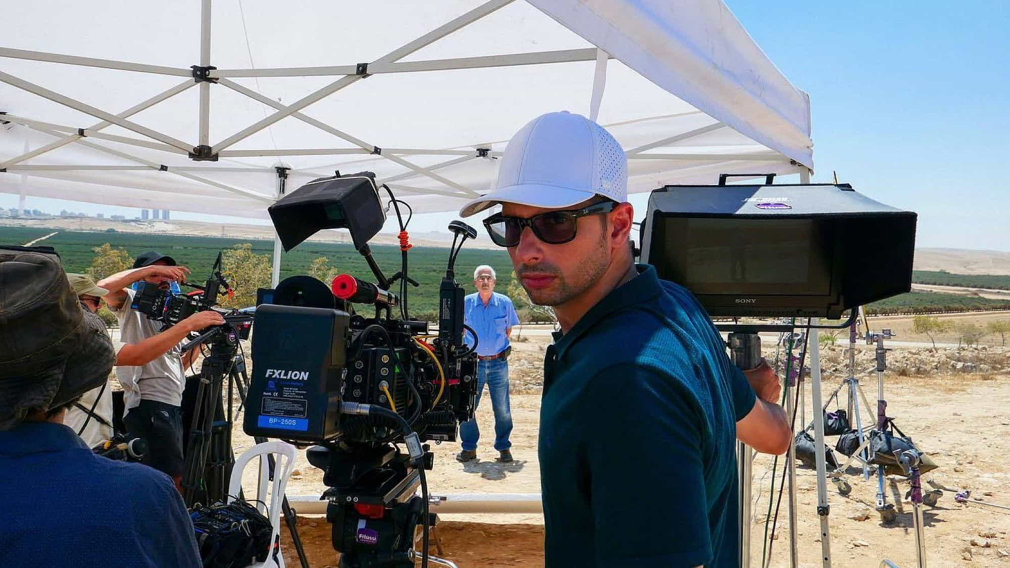 Warren Buffett, Shimon Peres laud benevolent couple in ‘Who Are the ...