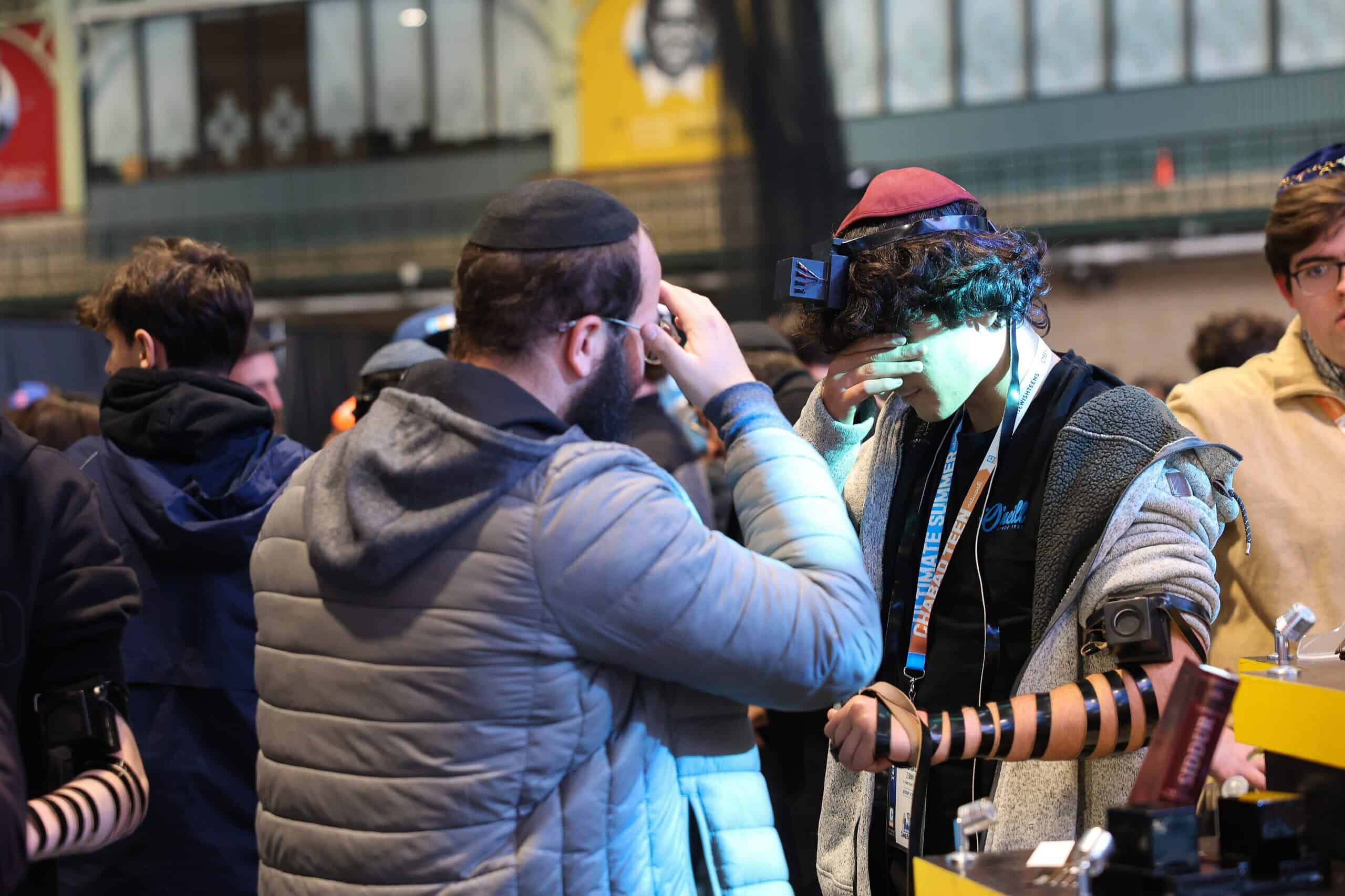 Jewish teens set ‘tefillin’-wrapping world record at CTeen Shabbaton ...
